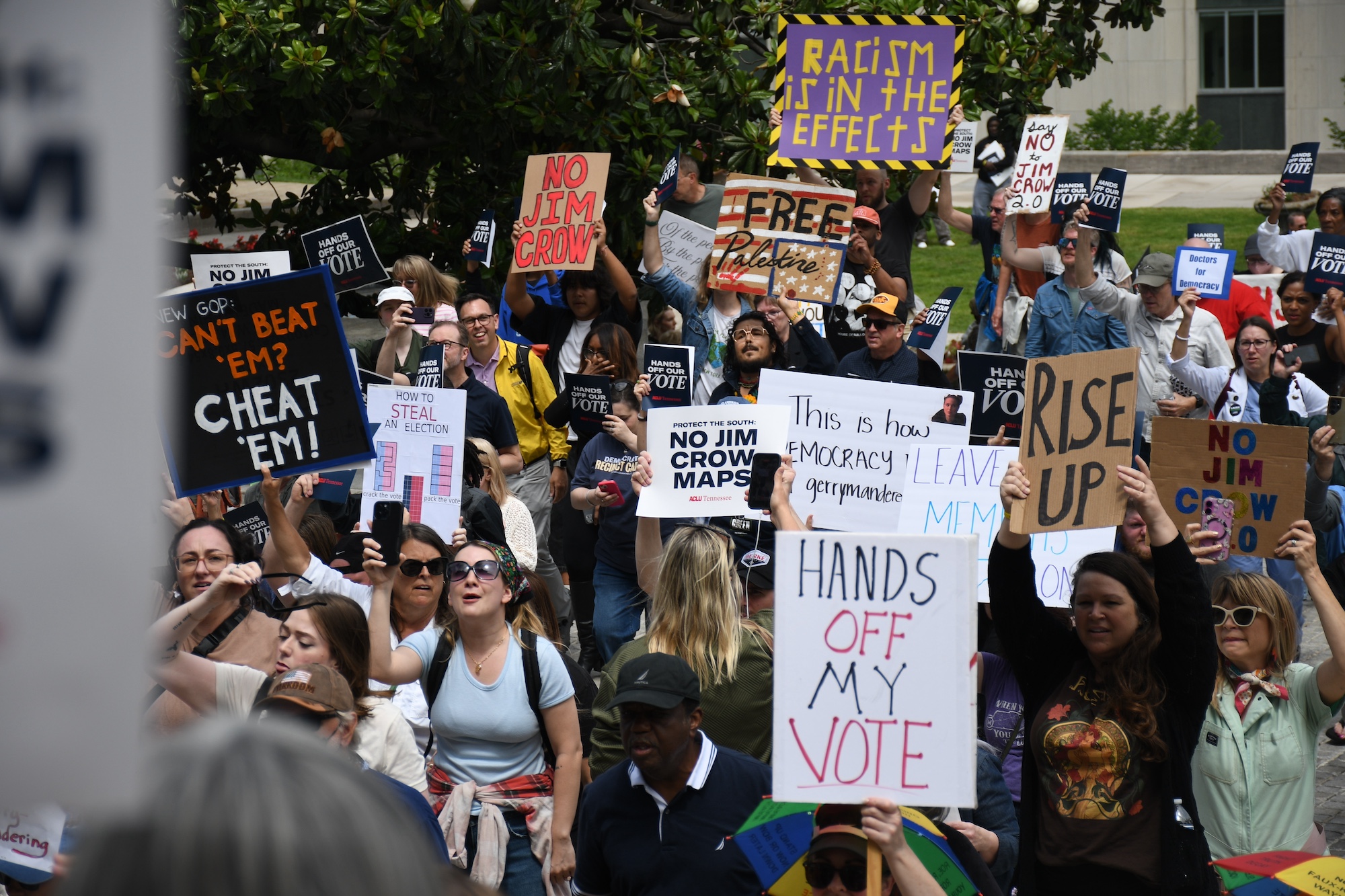 Hundreds march as Tennessee takes up Trump's redistricting call | WPLN News